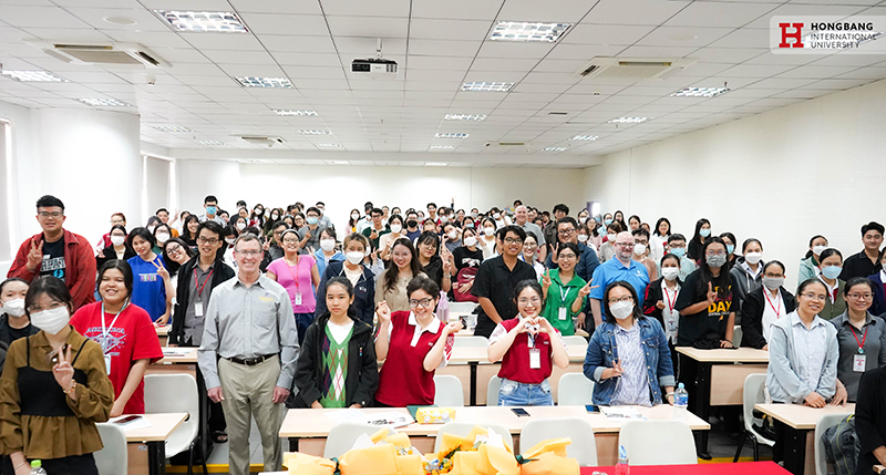 Sinh viên HIU hào hứng tìm hiểu cơ hội việc làm tại Mỹ - Trường Đại học ...