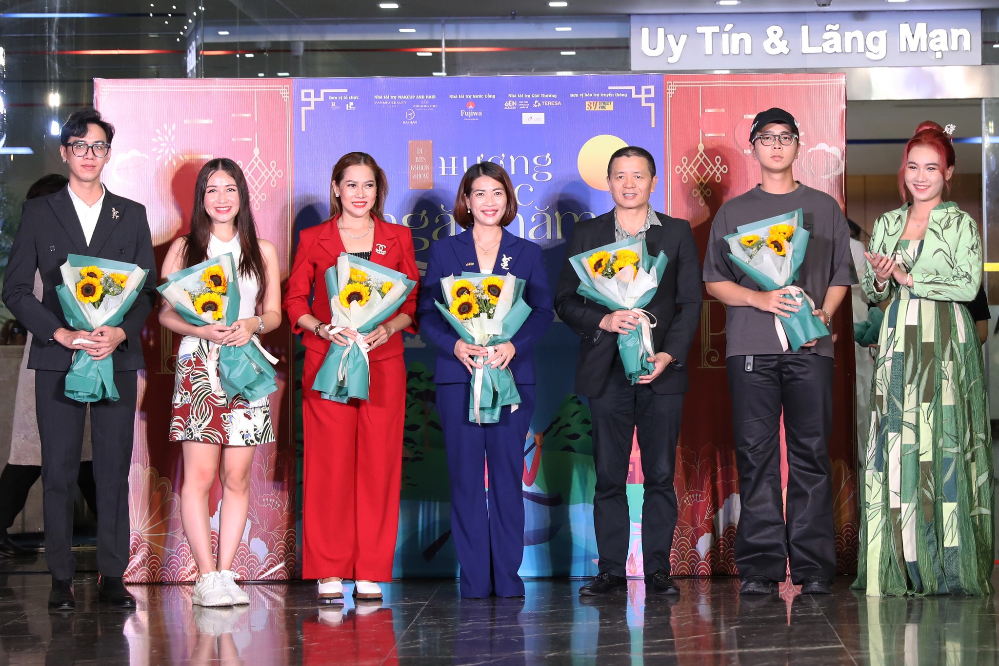 Sinh viên HIU tôn vinh văn hóa truyền thống Việt Nam qua show Di Bản