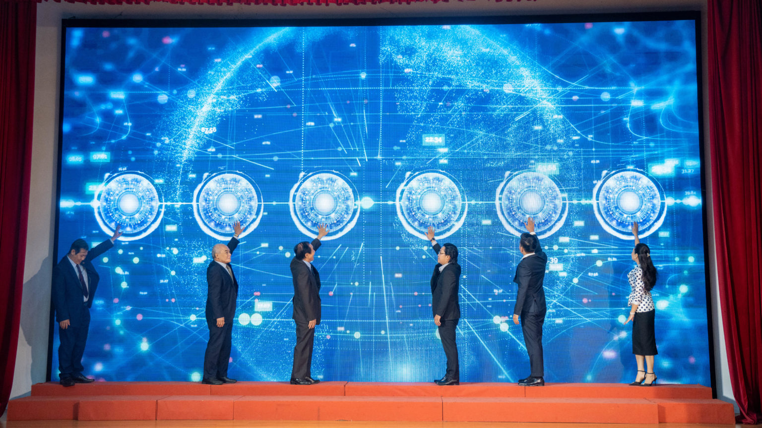 HIU đồng hành tổ chức Cuộc thi tìm kiếm “Cao thủ AI” lập kỷ lục học đường